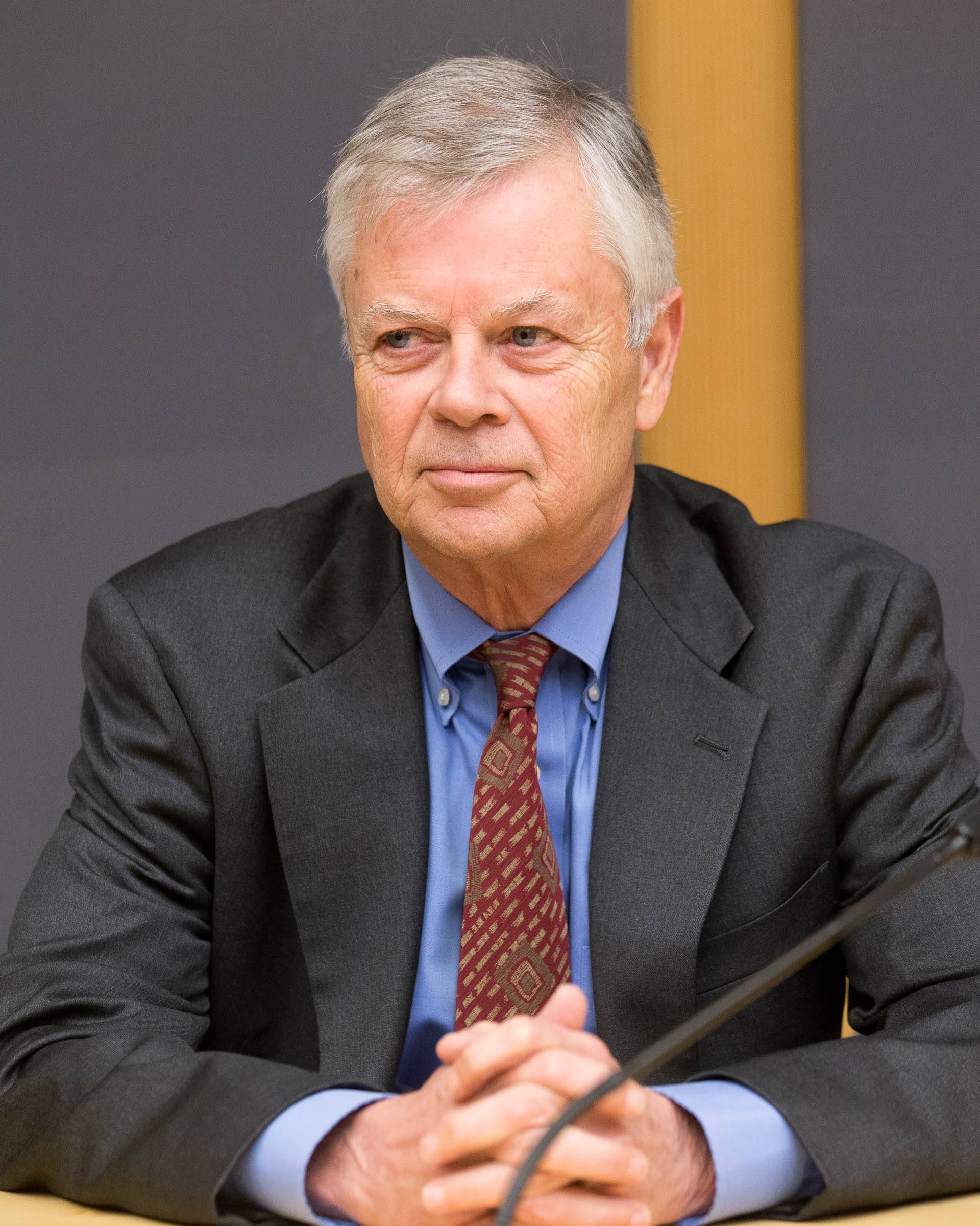 Стивън Кинзър • Автори • Издателство Изток-Запад